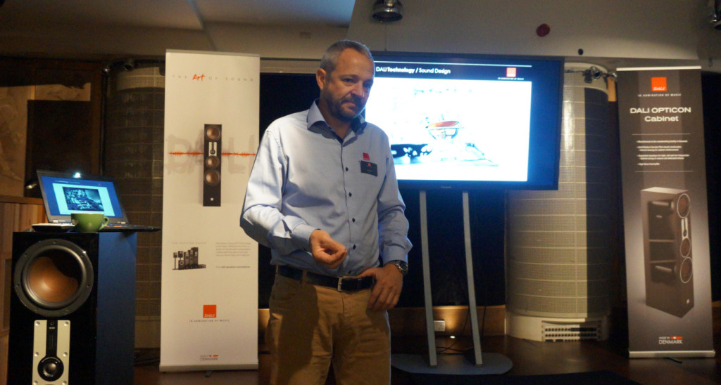 Demoaften med overraskelser