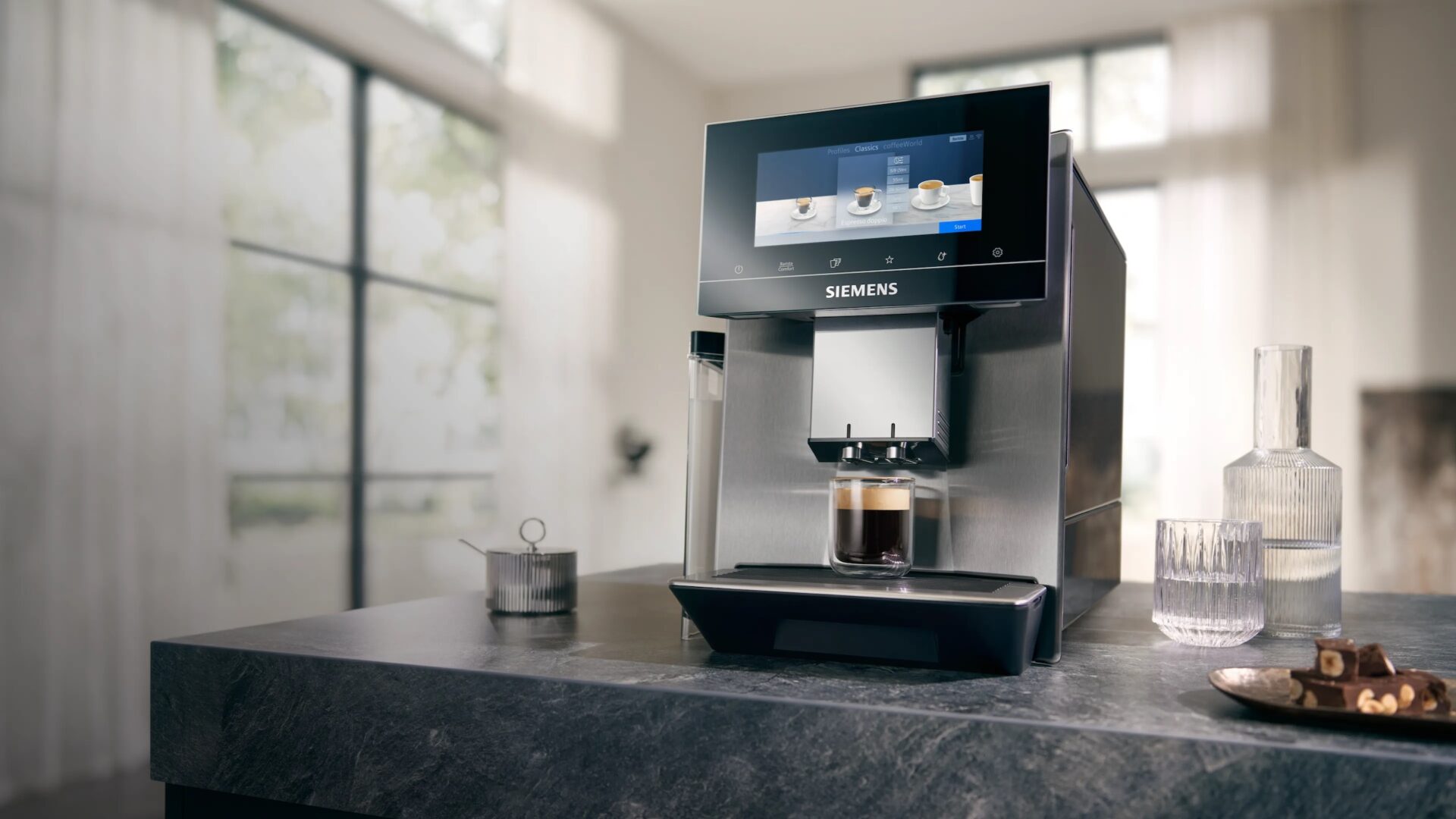 Siemens EQ900 med dobbelt bønnebeholder og barista-modus - Siemens luksuriøse espressomaskine